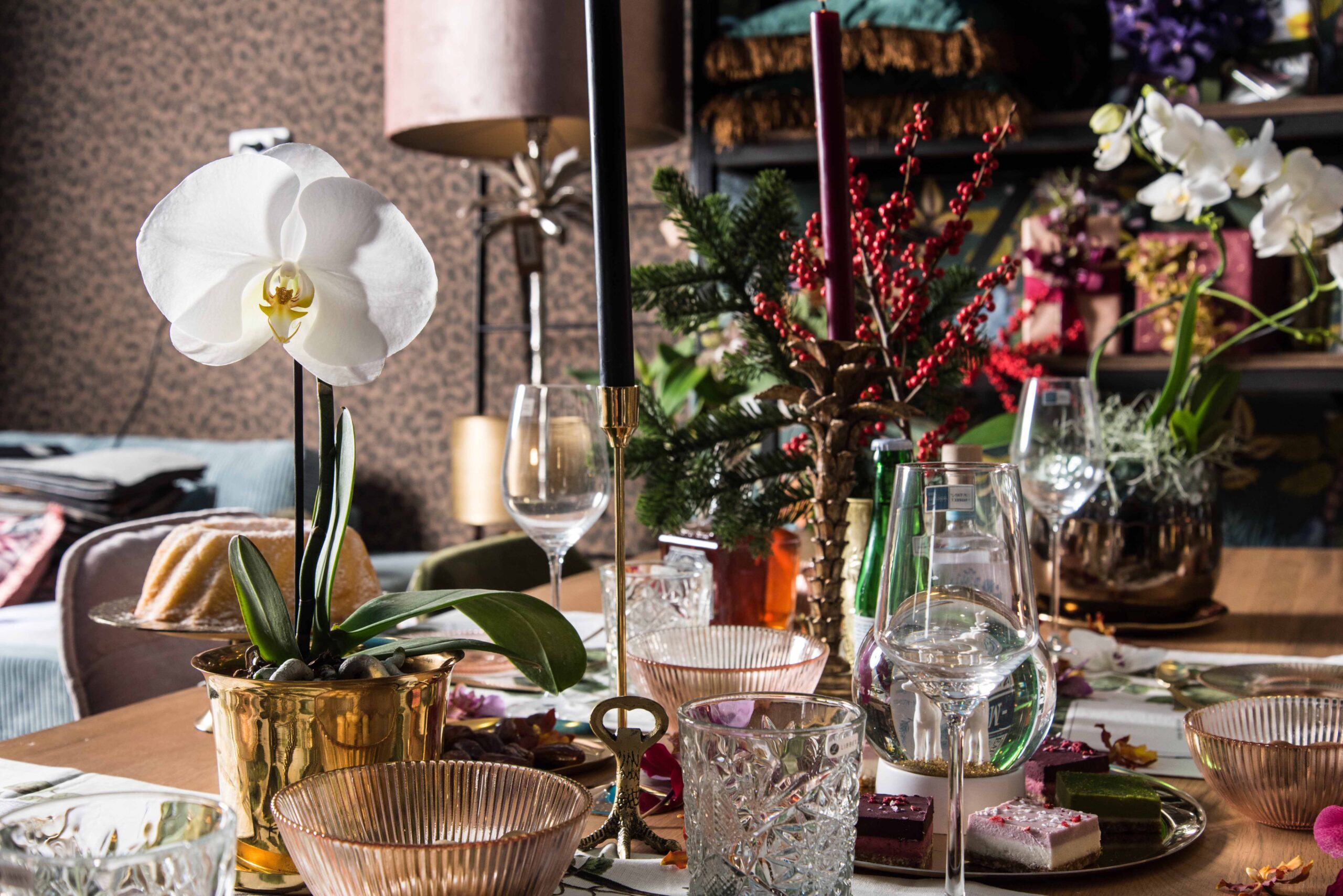 Orchid style ideas for a blooming Christmas table